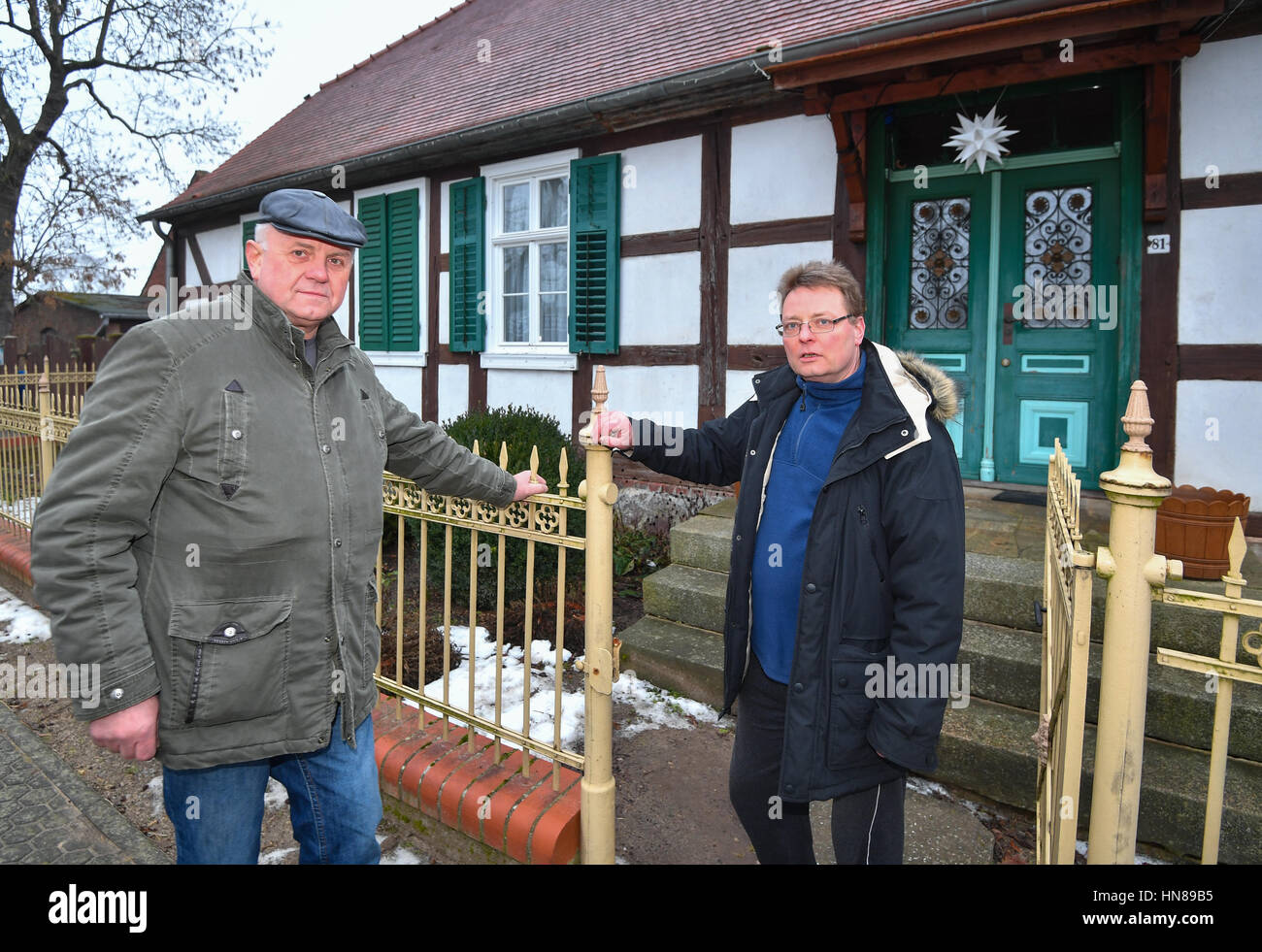 The volunteer mayor Horst Wilke (l) and local resident Torsten Rank in ...