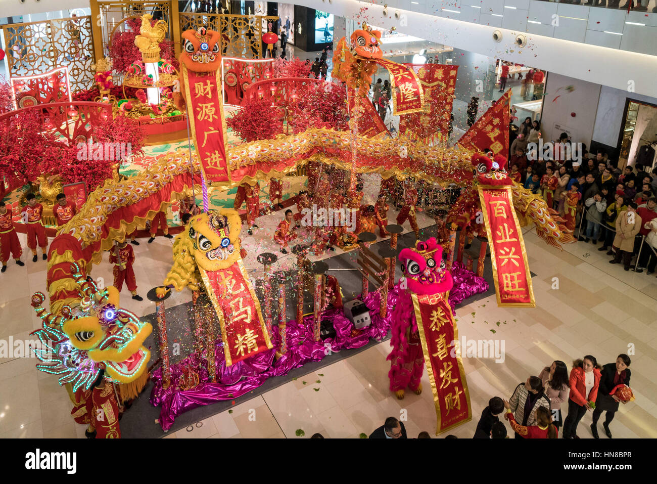 China dragon dance shopping mall hi-res stock photography and images ...