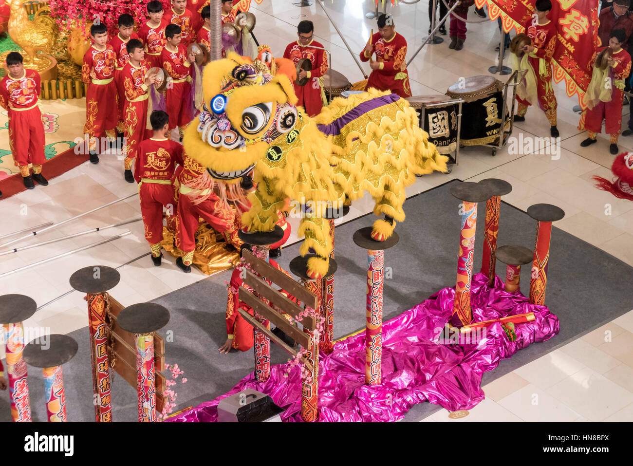 China dragon dance shopping mall hi-res stock photography and images ...