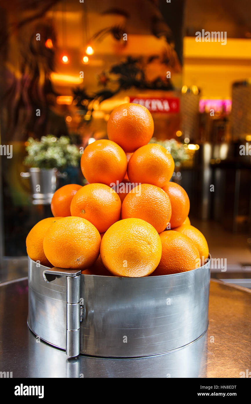 pyramid of oranges, beautiful and mature put on display Stock Photo - Alamy