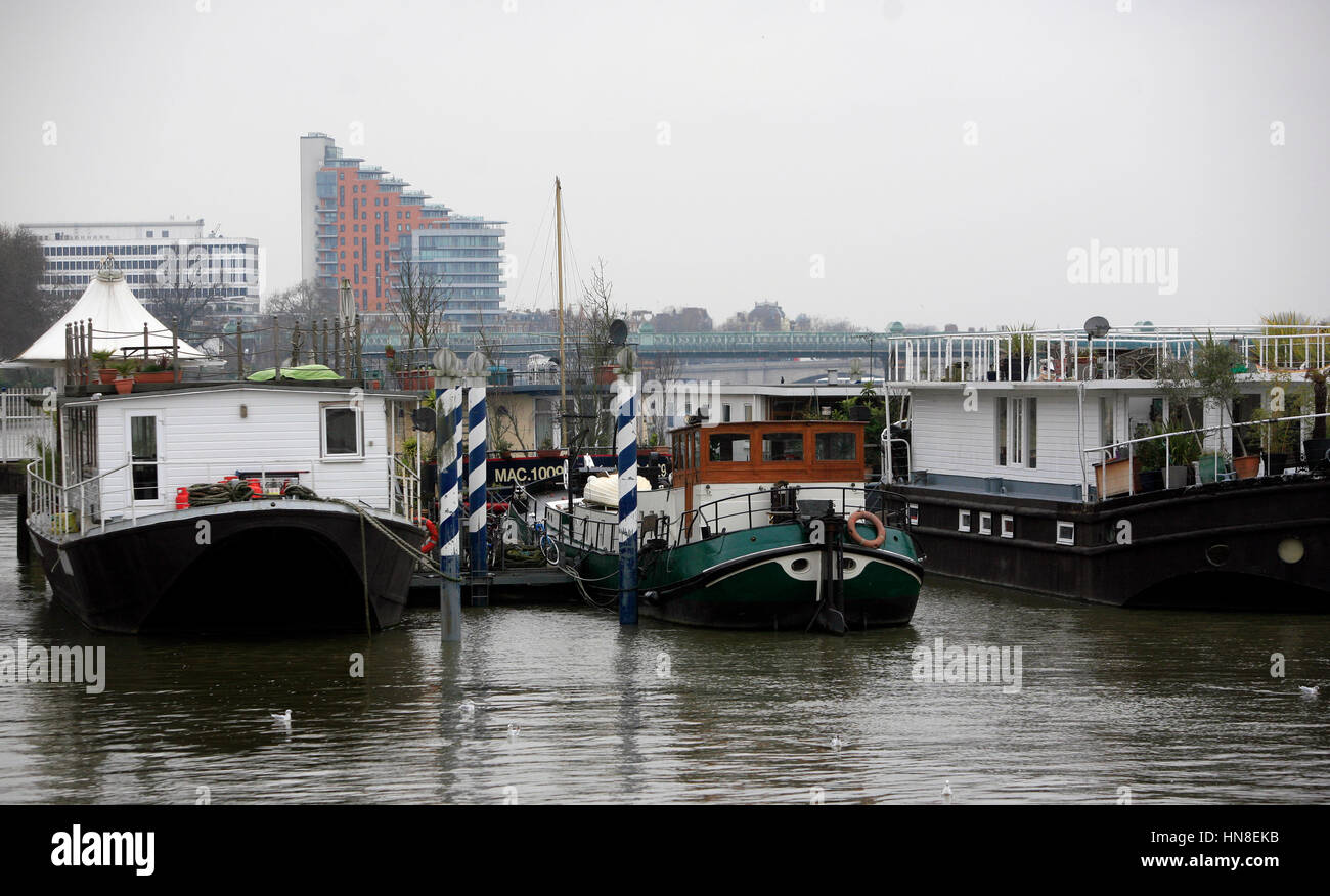 Modern houseboat thames hi-res stock photography and images - Alamy