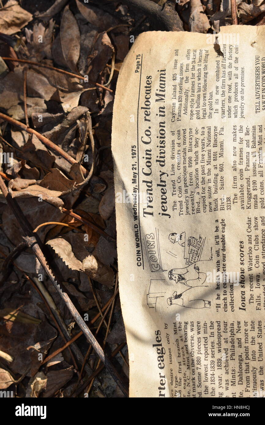 Torn newspaper article hi-res stock photography and images - Alamy