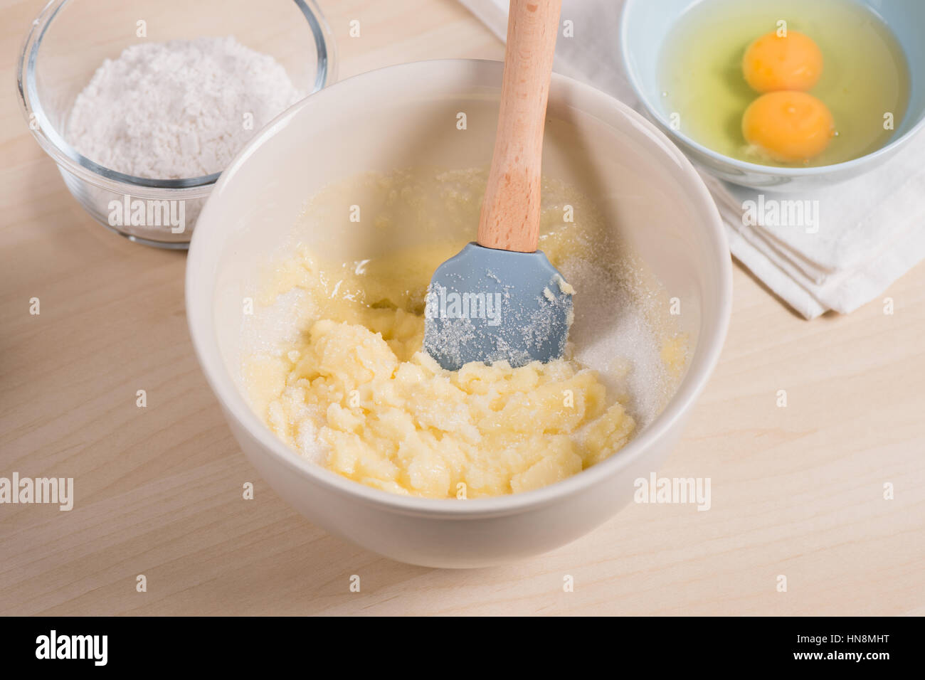 Mixing butter and sugar in bowl Stock Photo - Alamy