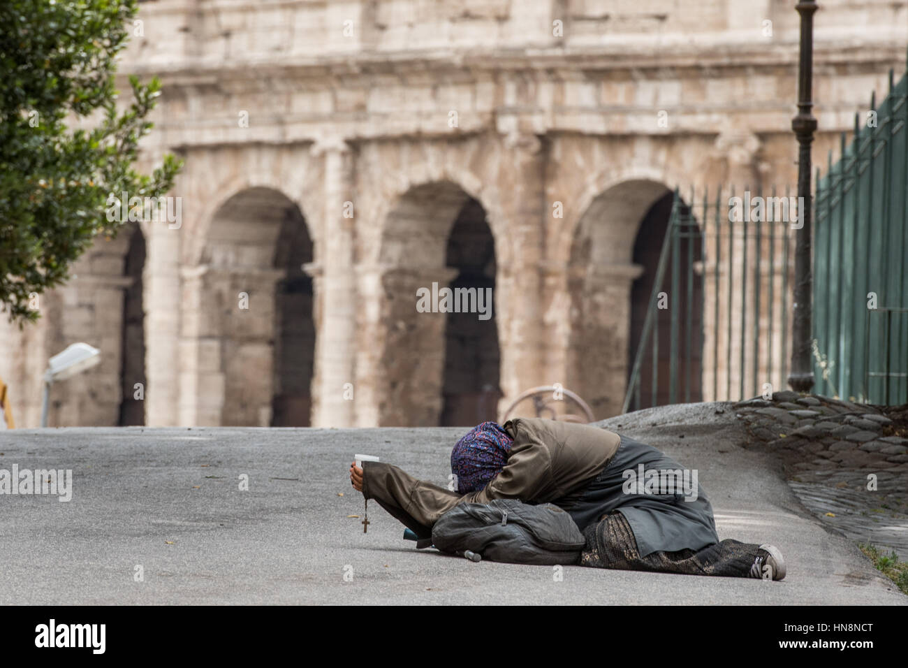 Woman in front of colosseum rome hi-res stock photography and images ...