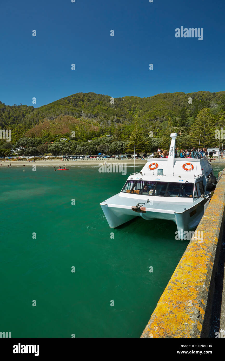 Days bay wharf hi-res stock photography and images - Alamy