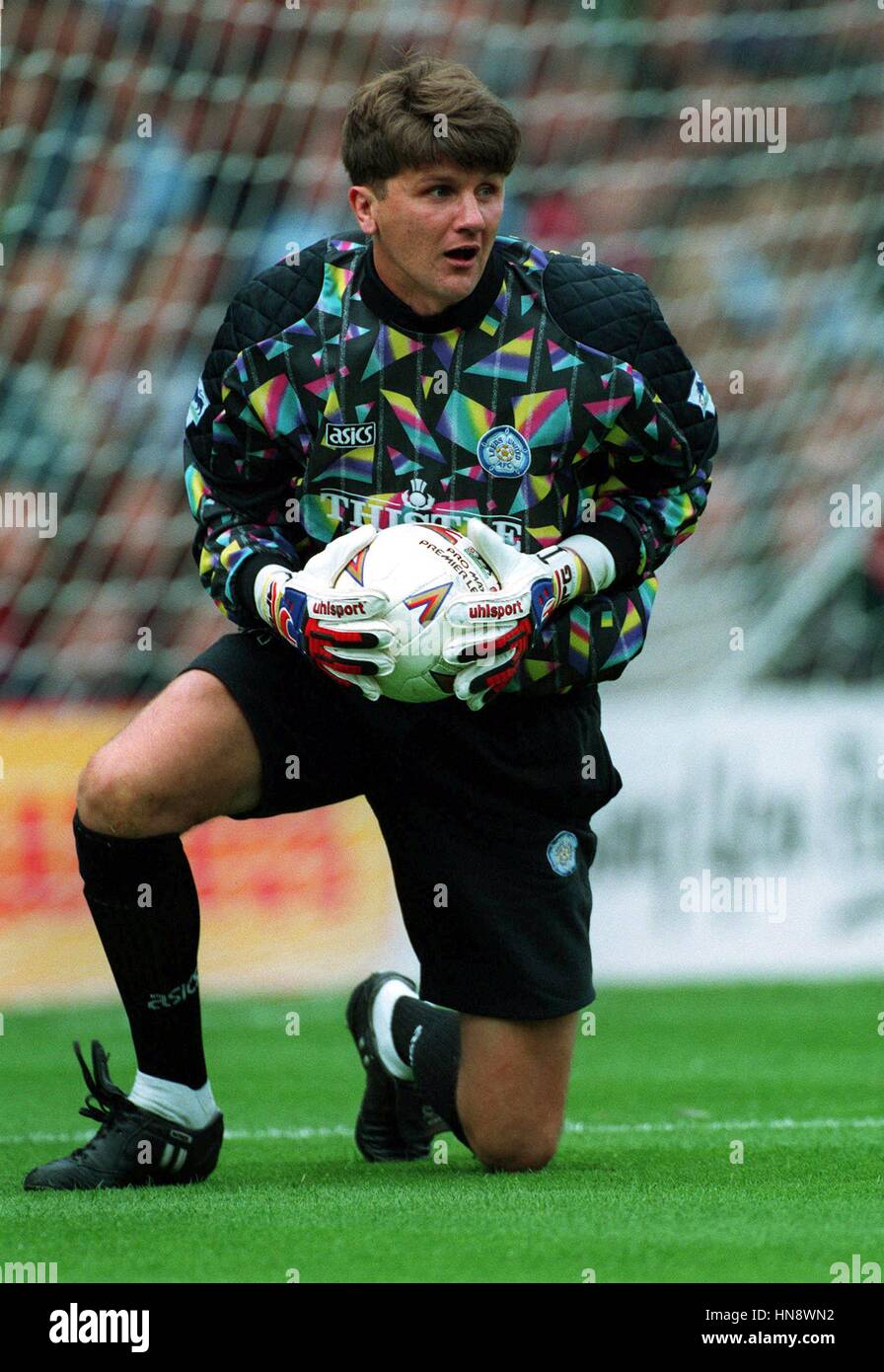JOHN LUKIC LEEDS UNITED FC 19 September 1994 Stock Photo - Alamy