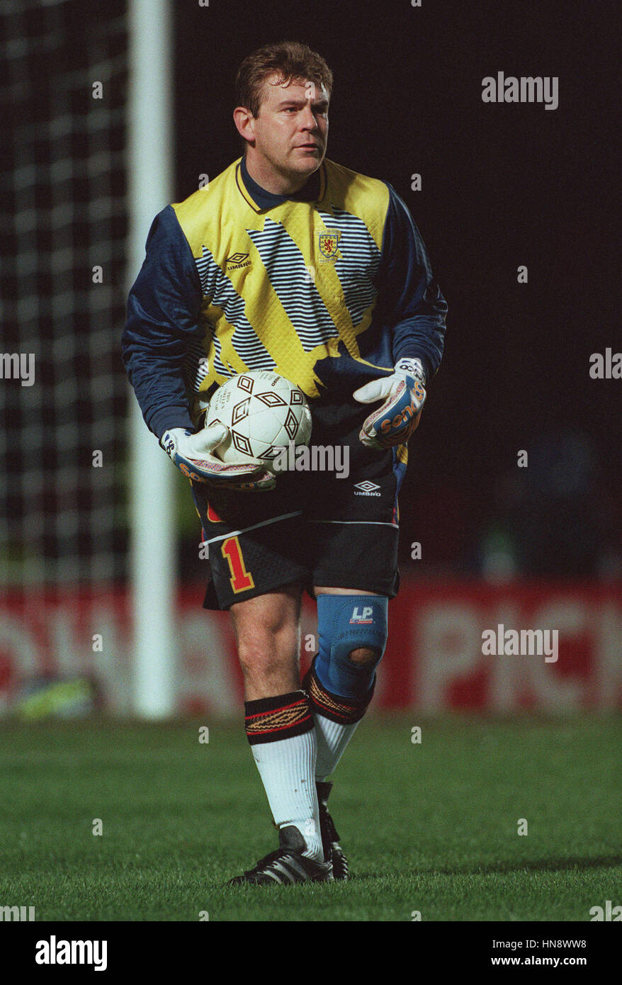 ANDY GORAM SCOTLAND & GLASGOW RANGERS FC 17 November 1994 Stock Photo ...