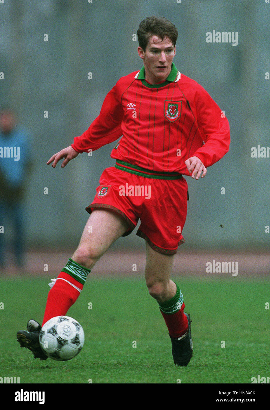 ALAN NEILSON WALES & NEWCASTLE UNITED FC 21 November 1994 Stock Photo ...
