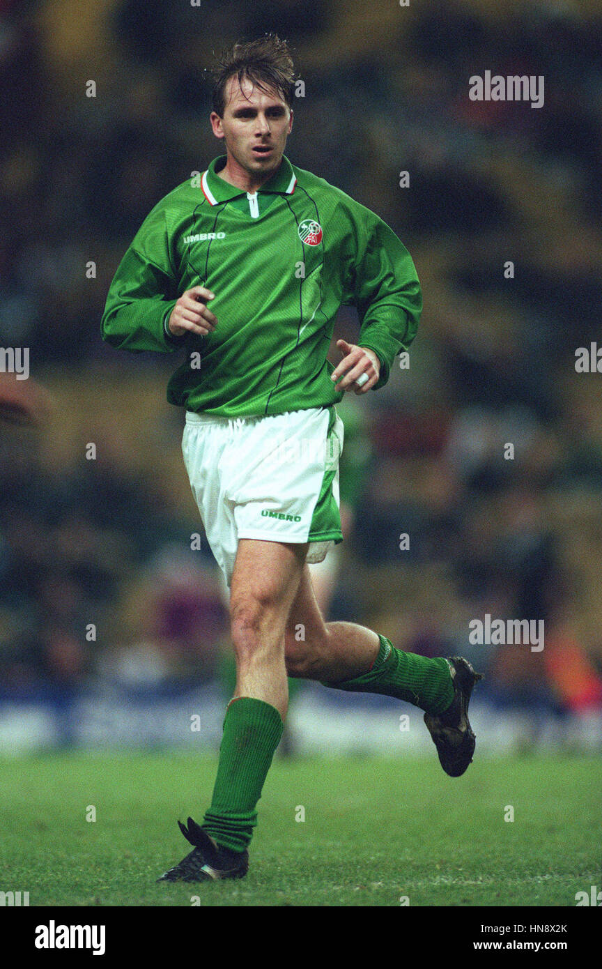 DAVID KELLY EIRE & WOLVERHAMPTON WANDERERS 14 December 1994 Stock Photo ...