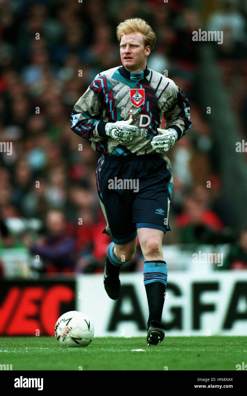 JON HALLWORTH OLDHAM ATHLETIC FC 12 April 1994 Stock Photo - Alamy