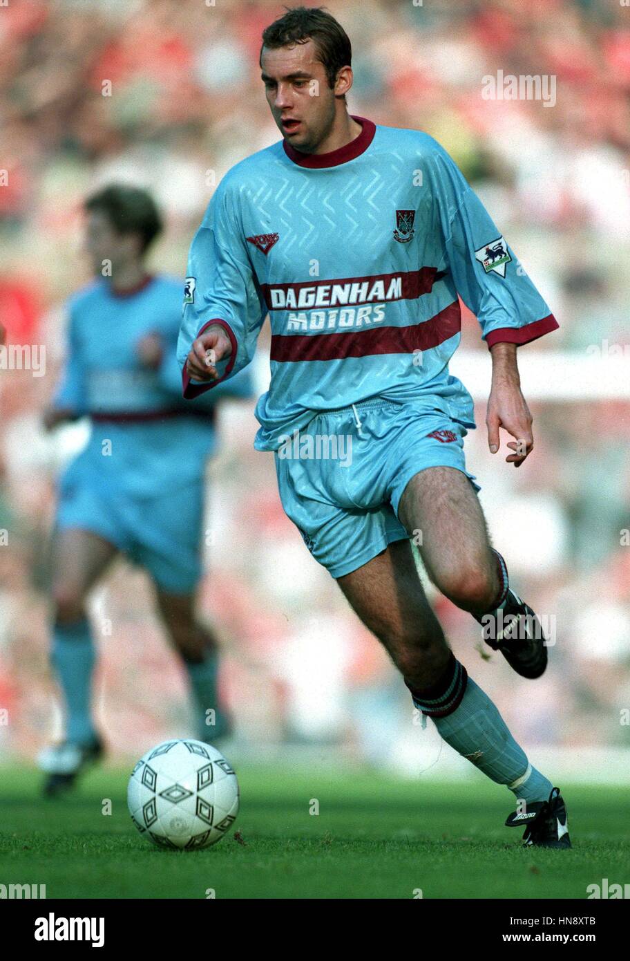 DON HUTCHISON WEST HAM UNITED FC 17 October 1994 Stock Photo - Alamy