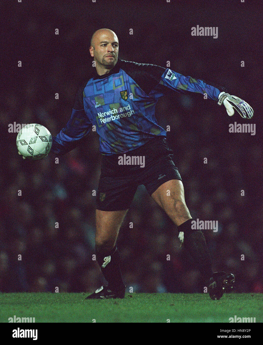 BRYAN GUNN NORWICH CITY FC 05 December 1994 Stock Photo - Alamy