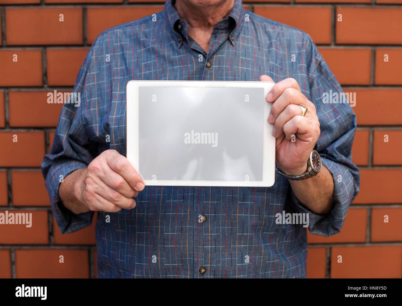 Hands old man electronic tablet hi-res stock photography and images - Alamy