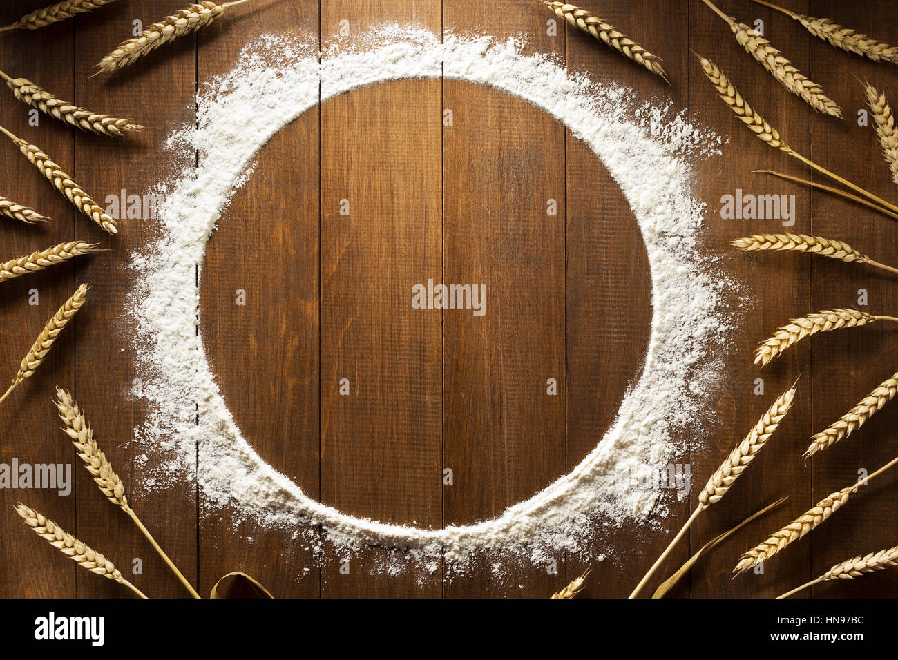 flour powder on wooden background Stock Photo - Alamy