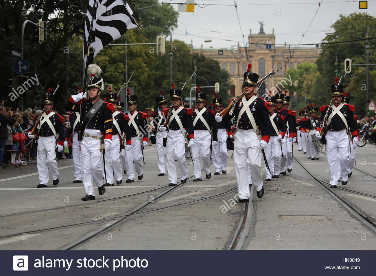 Women in military parades hi-res stock photography and images - Alamy