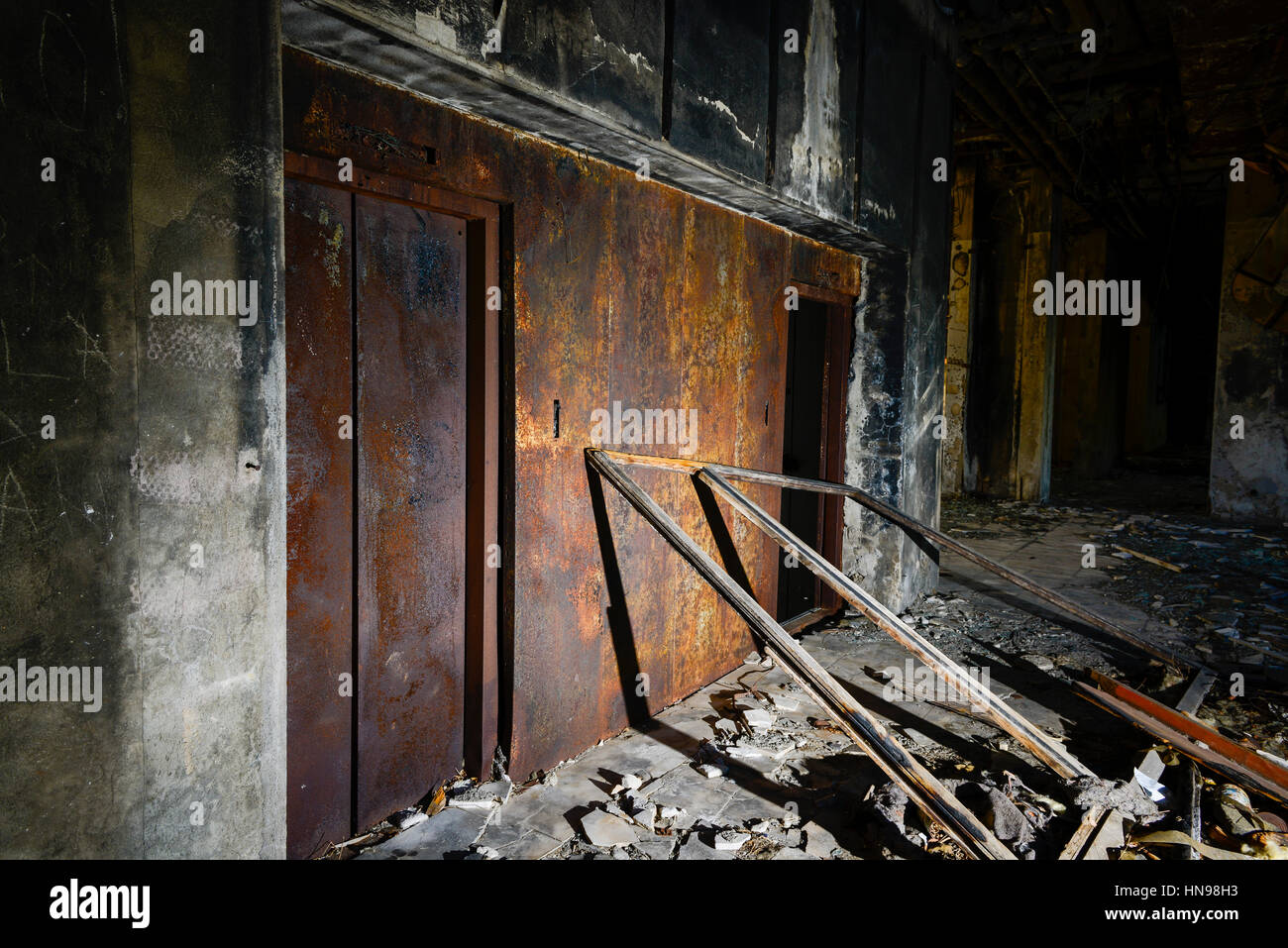 building destroyed after a fire Stock Photo - Alamy
