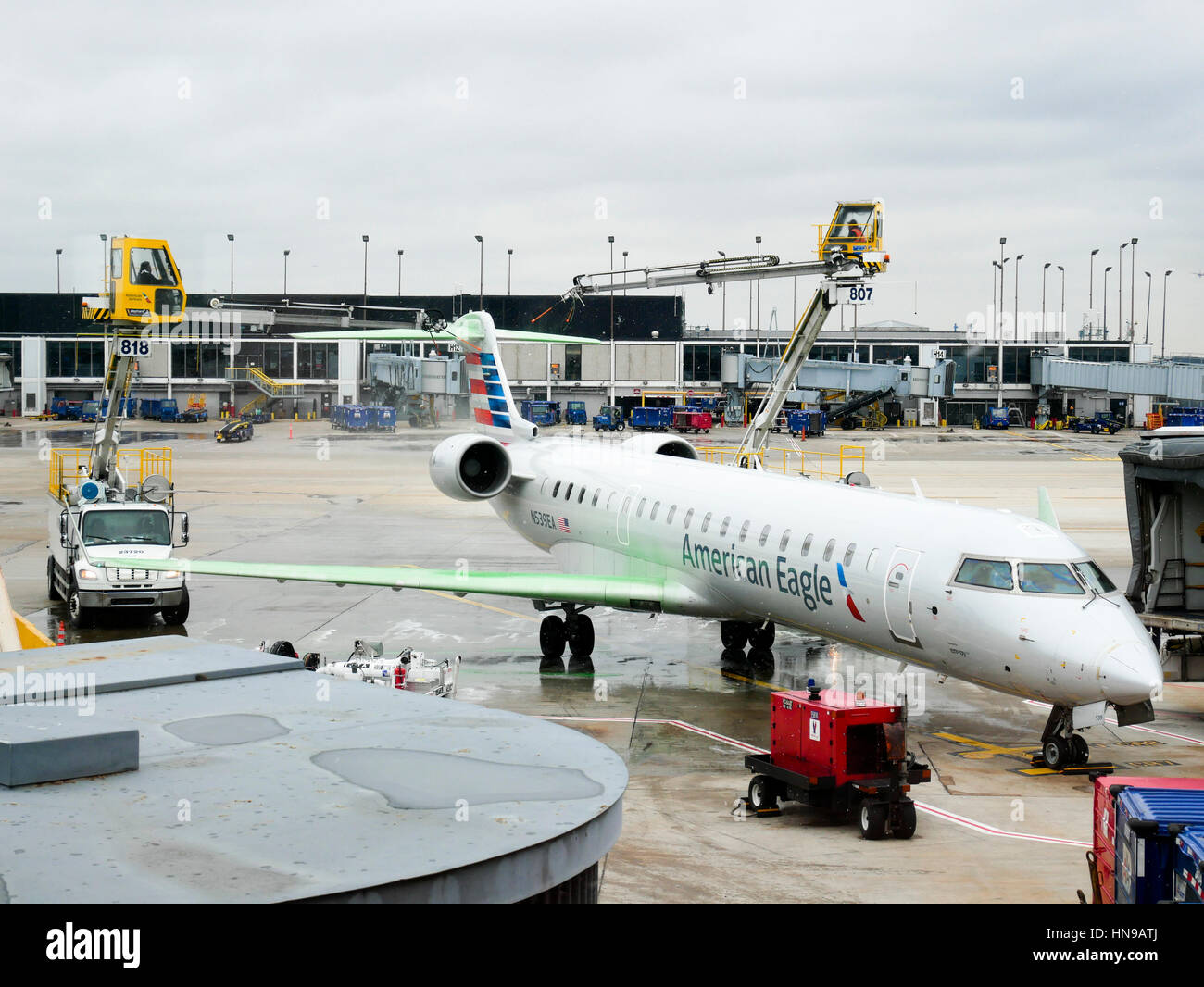 De-icing a regional jet with a green colored de-icing fluid at O'Hare ...