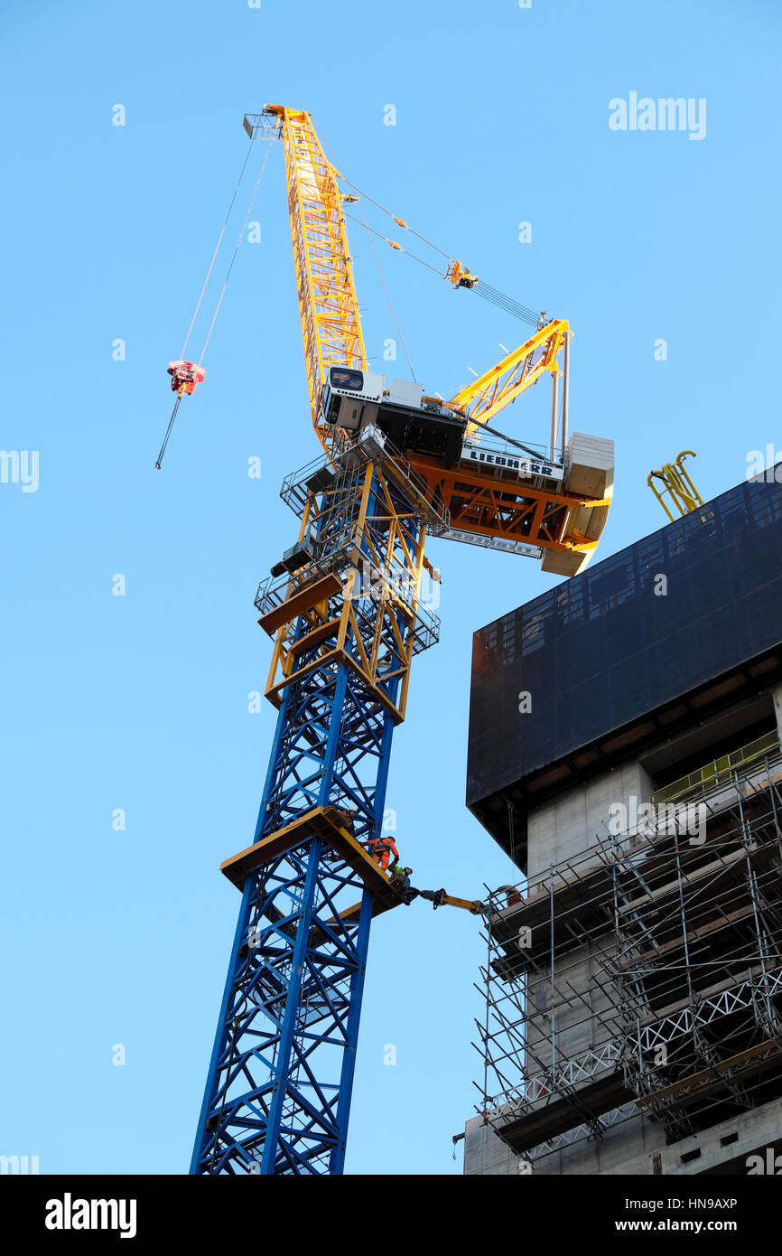 Working in a skyscraper hi-res stock photography and images - Alamy