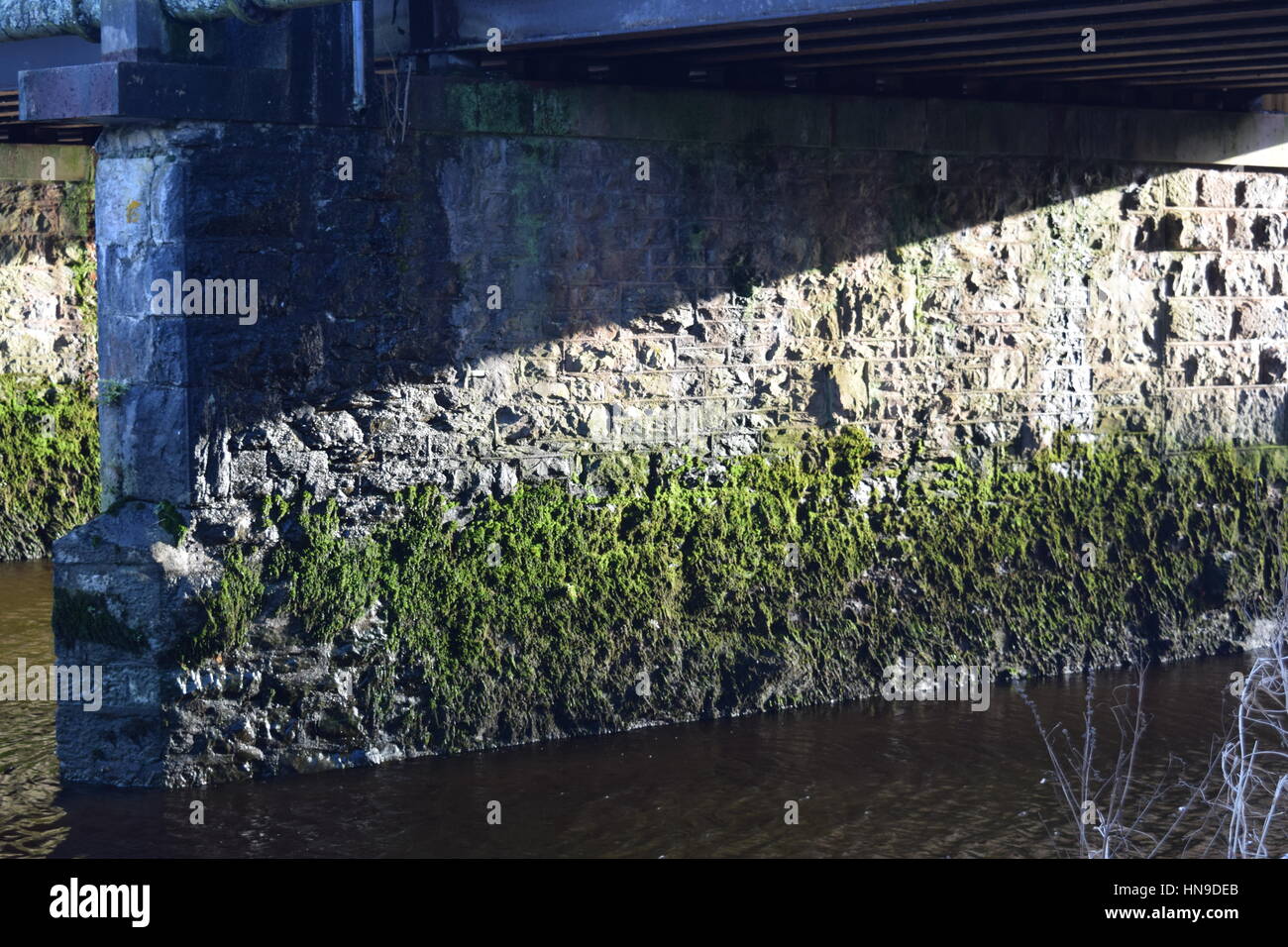 Dirty brown water running a bridge Stock Photo - Alamy