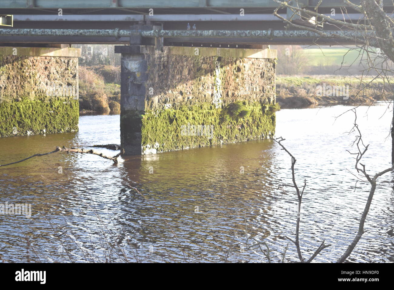 Dirty brown water running a bridge Stock Photo - Alamy