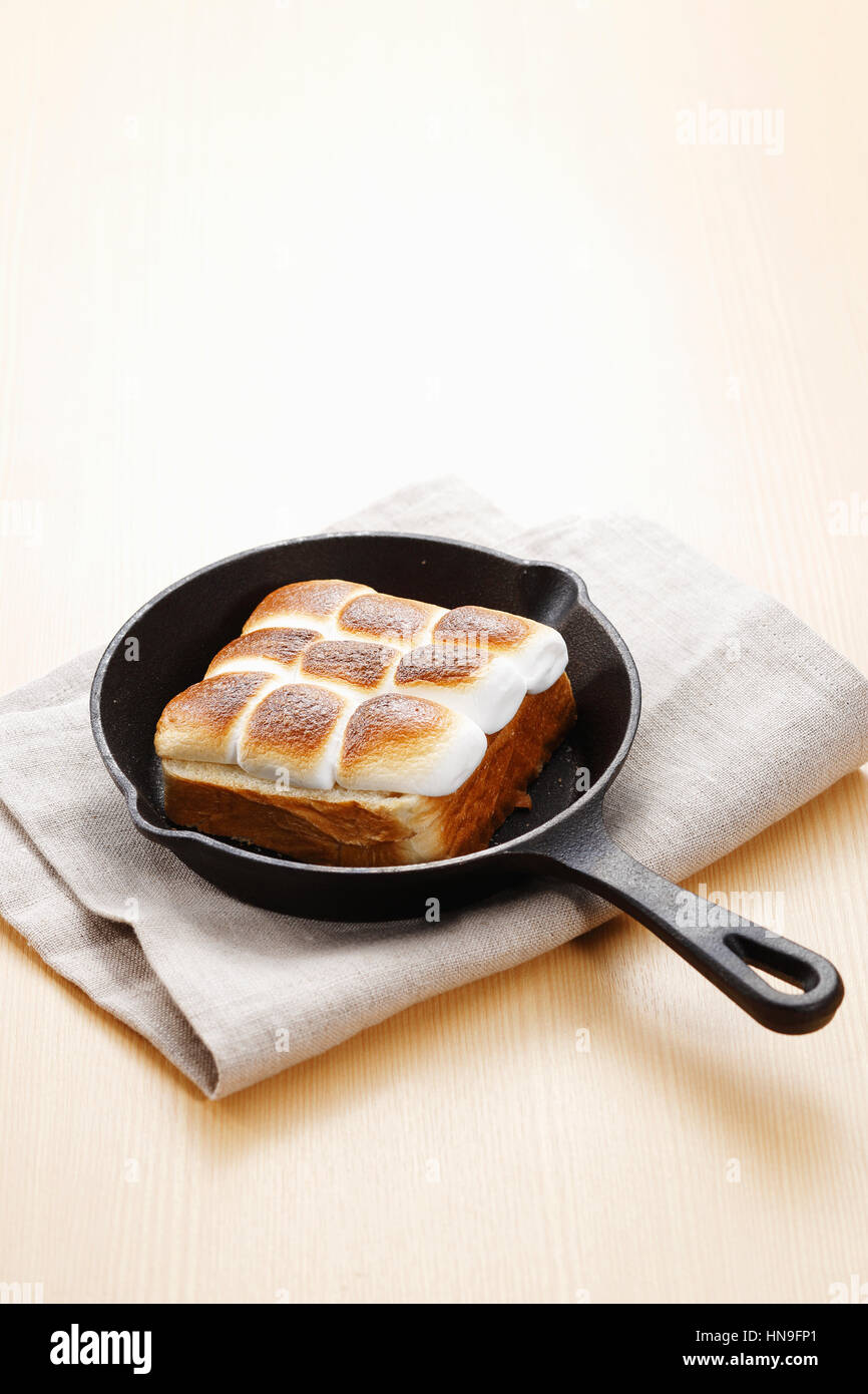 Toast marshmallow hi-res stock photography and images - Alamy