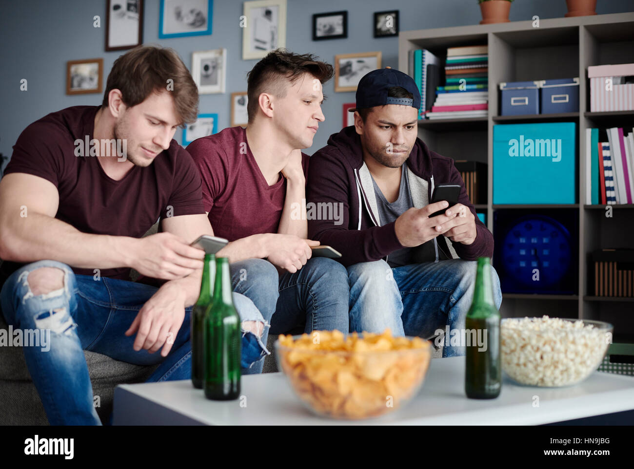 Men using smartphones hi-res stock photography and images - Alamy