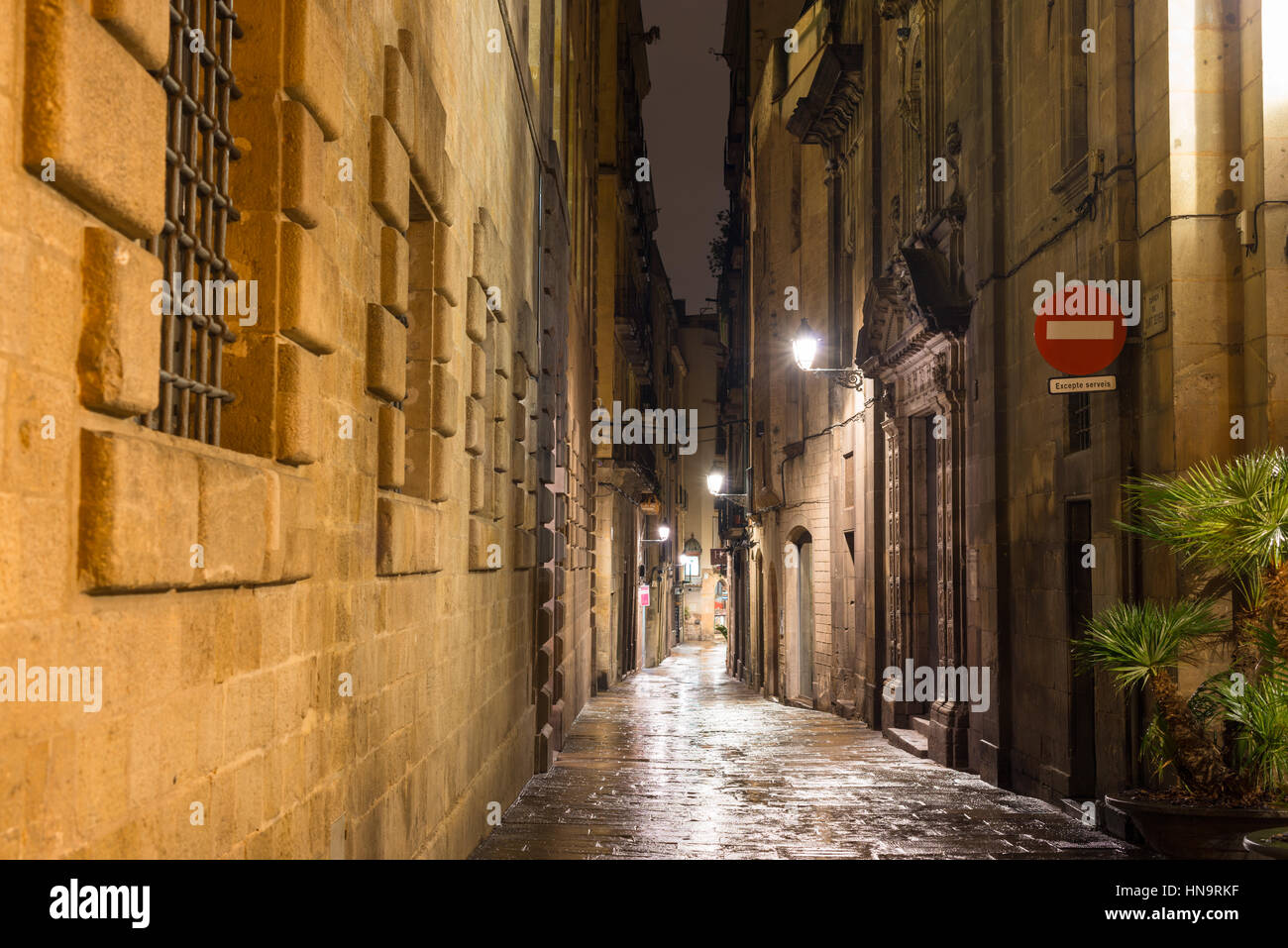 Dark alleyways hi-res stock photography and images - Alamy