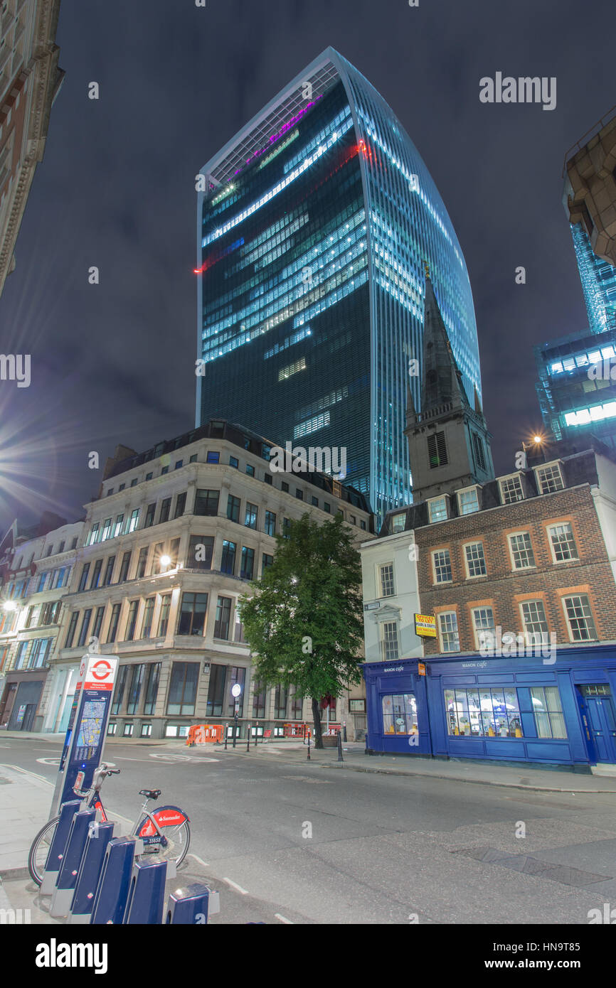 Mirror group building london hi-res stock photography and images - Alamy