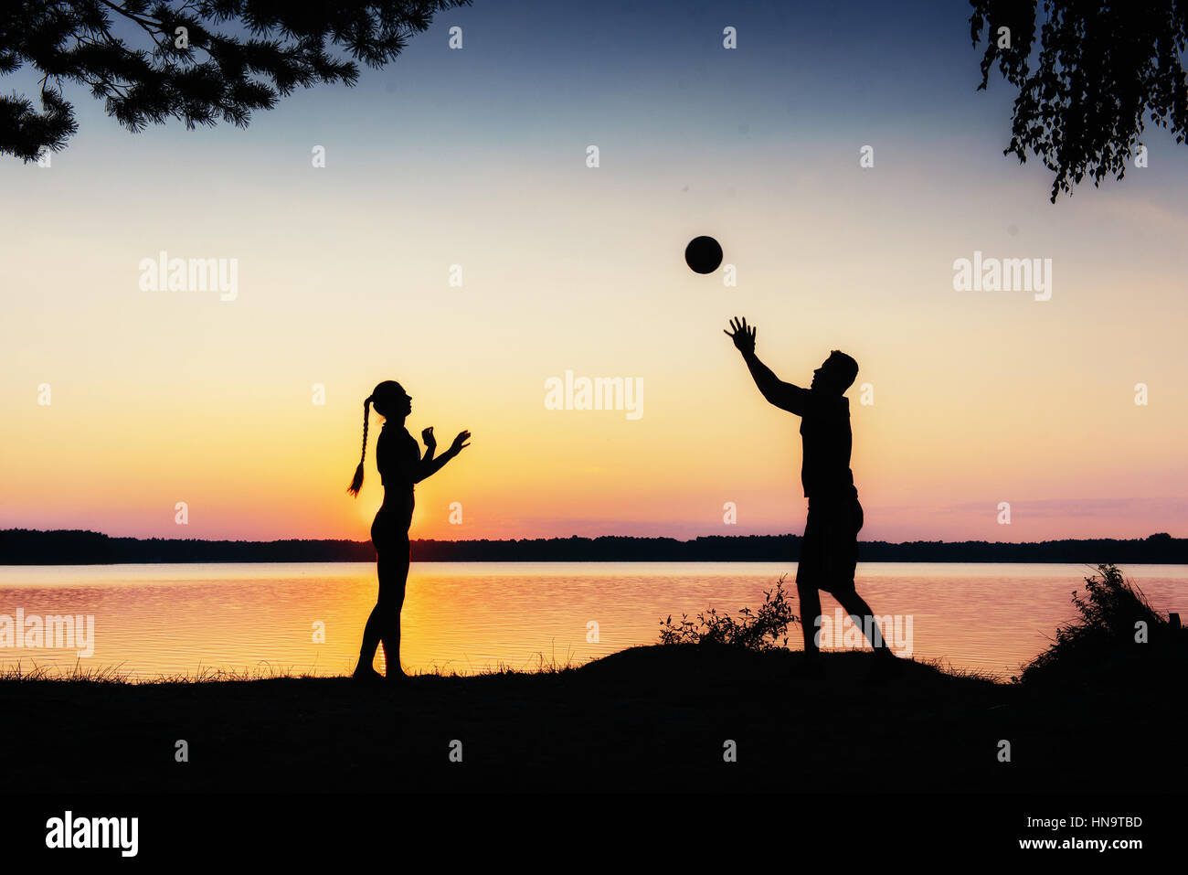 Couple summer fun beach ball hi-res stock photography and images - Alamy