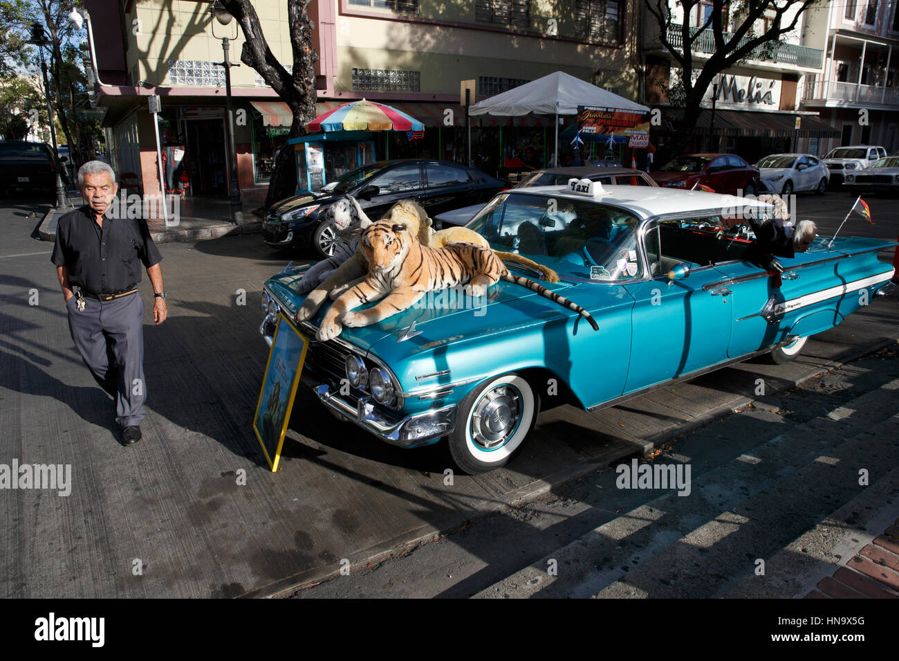 Pedestrian plaza in front hi-res stock photography and images - Alamy