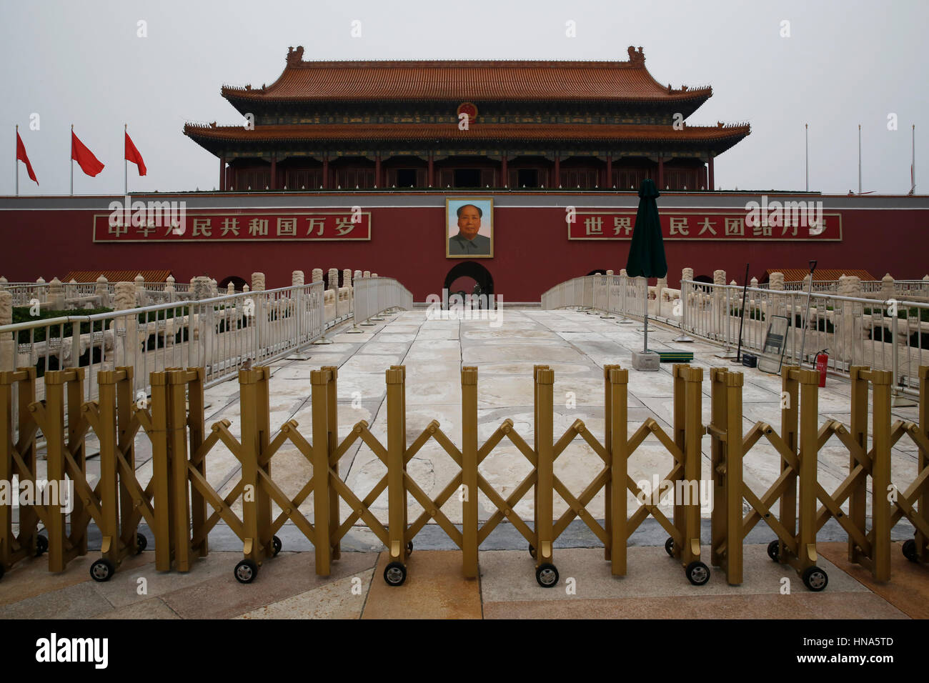 Soldier chairman mao portrait gate hi-res stock photography and images ...