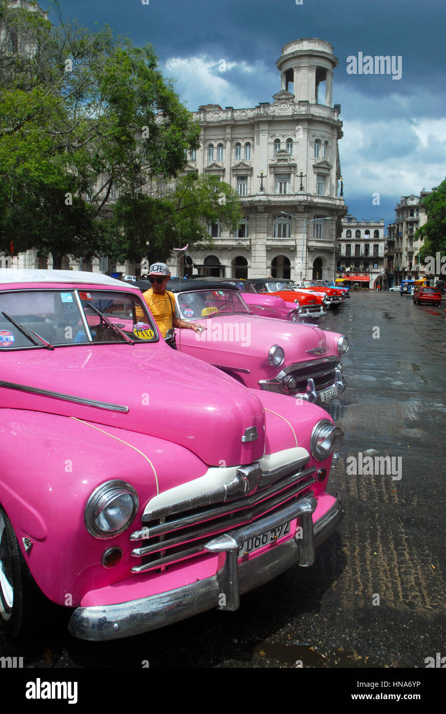 Pink vintage car, Parque Central, Havana, Cuba Stock Photo - Alamy