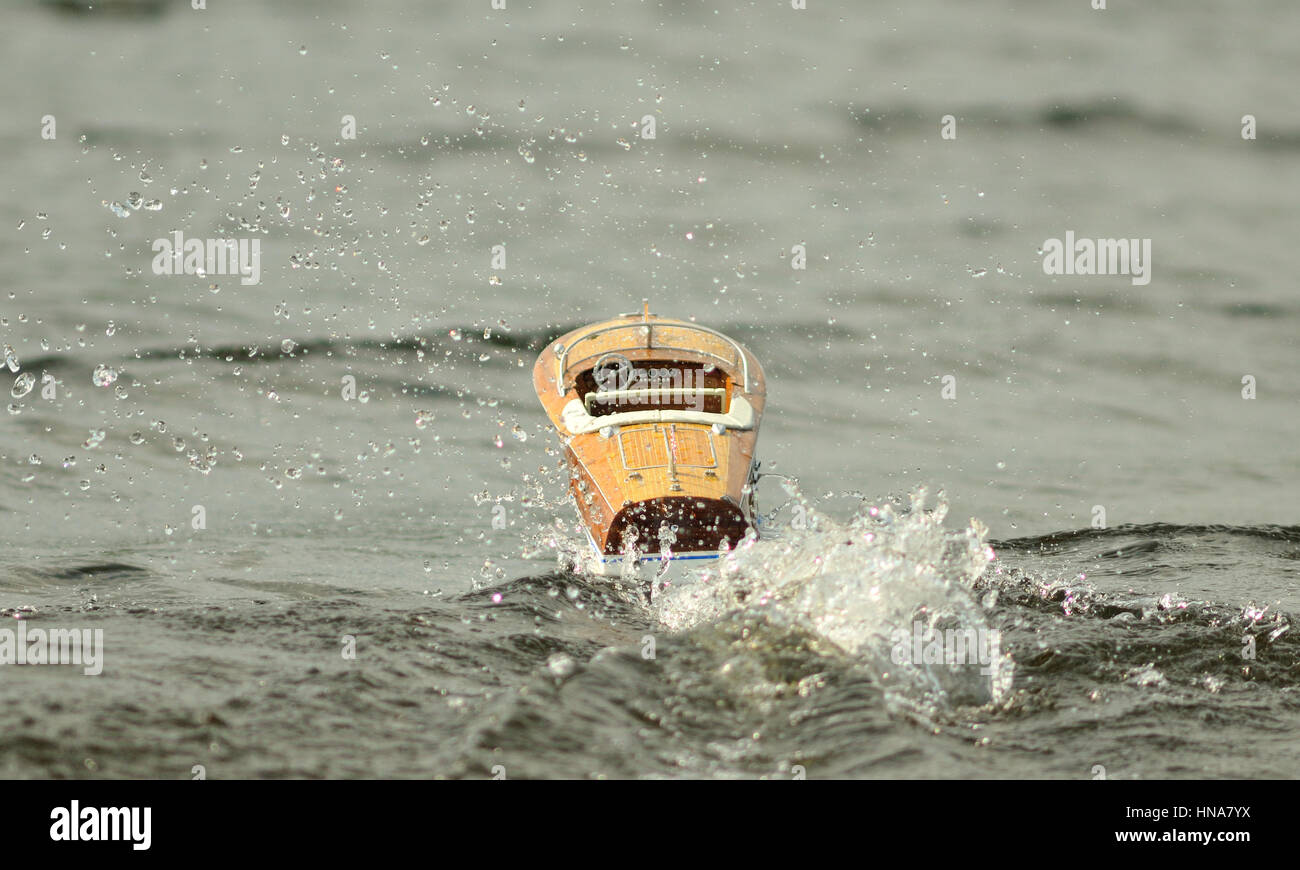 Rc boat hi-res stock photography and images - Alamy
