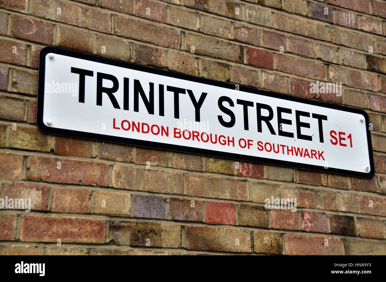 London street sign wall hi-res stock photography and images - Alamy