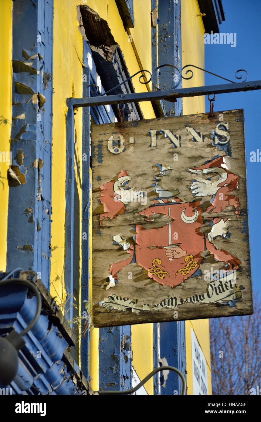 Old pub sign hi-res stock photography and images - Alamy