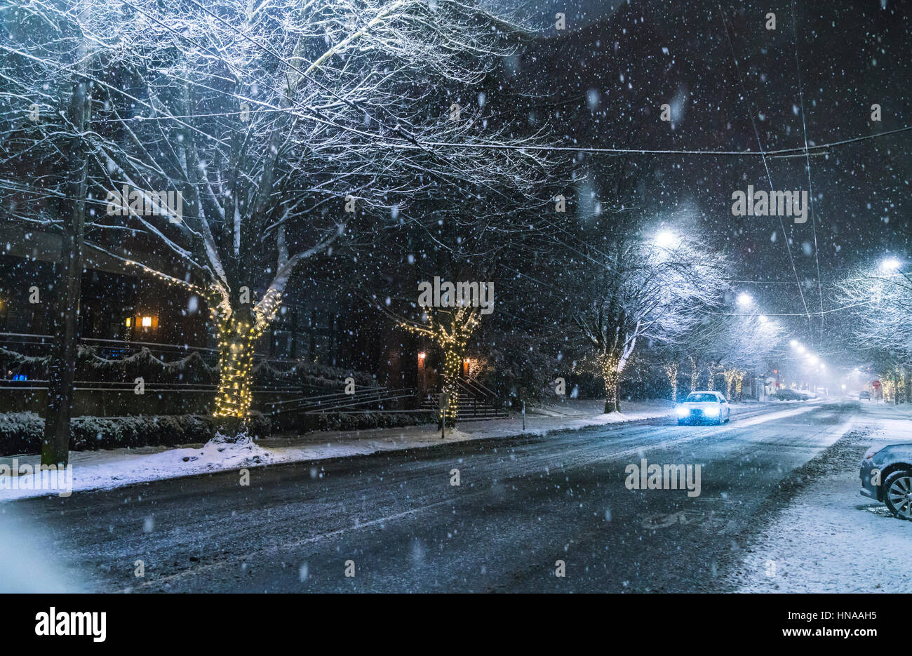 Snowy street night hi-res stock photography and images - Alamy