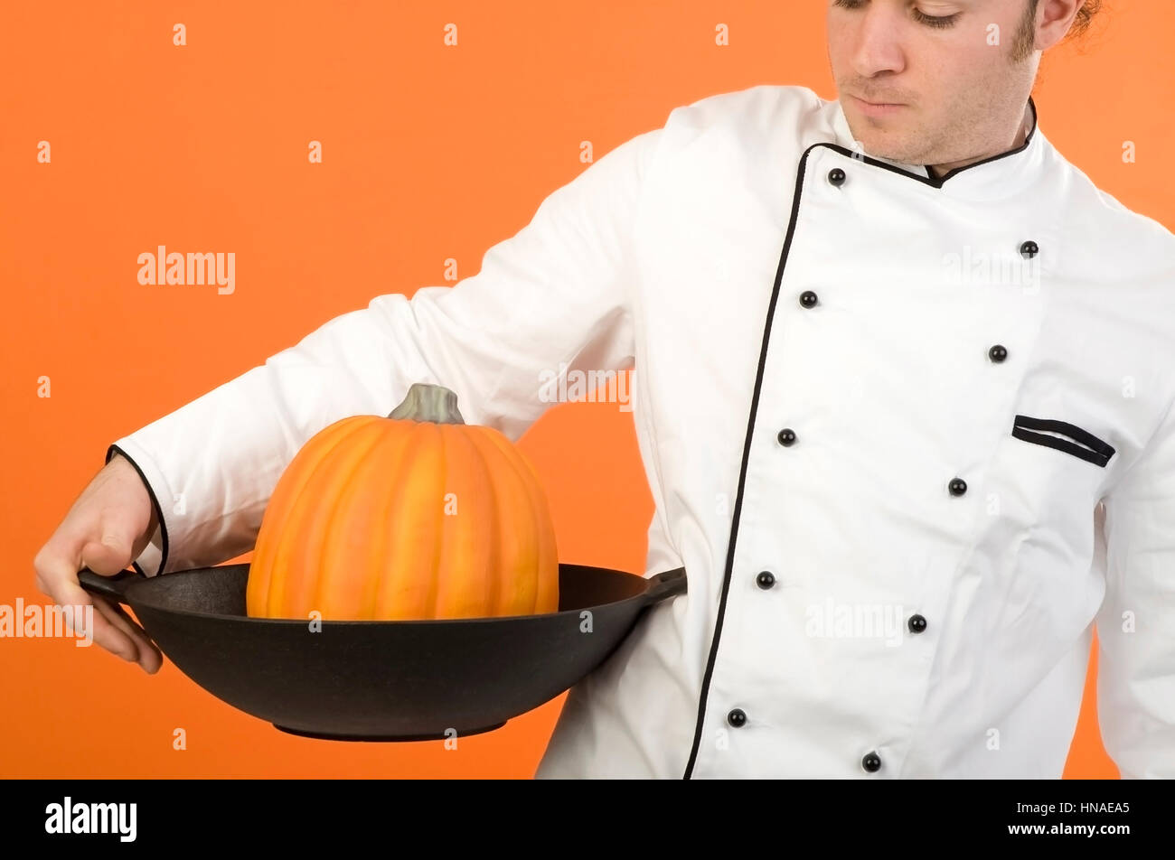 Koch mit Kuerbisspeise - cook with pumpkin meal Stock Photo - Alamy