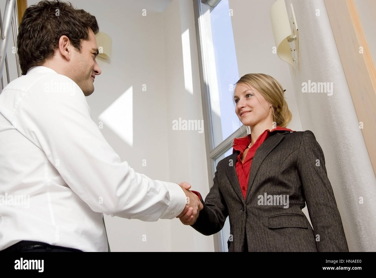 Handschlag zwischen zwei junge Geschaeftsleuten - business handshake ...