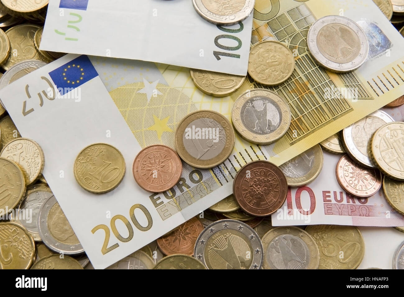Euroscheine und Euromuenzen - euro banknotes and euro coins Stock Photo ...