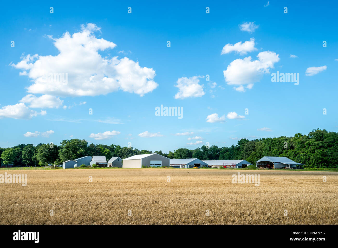 Farm houses and barns hi-res stock photography and images - Alamy