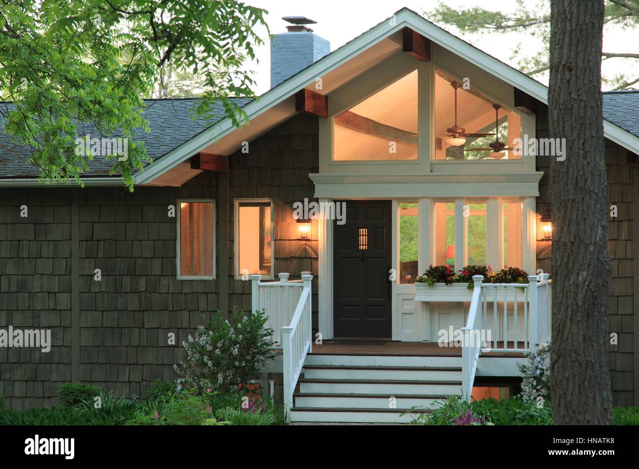 Middle class house exterior hi-res stock photography and images - Alamy