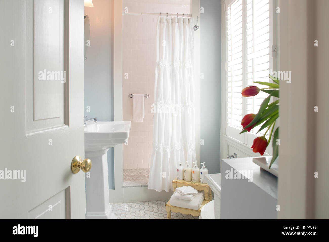 Bathroom of luxury cape cod inn hi-res stock photography and images - Alamy