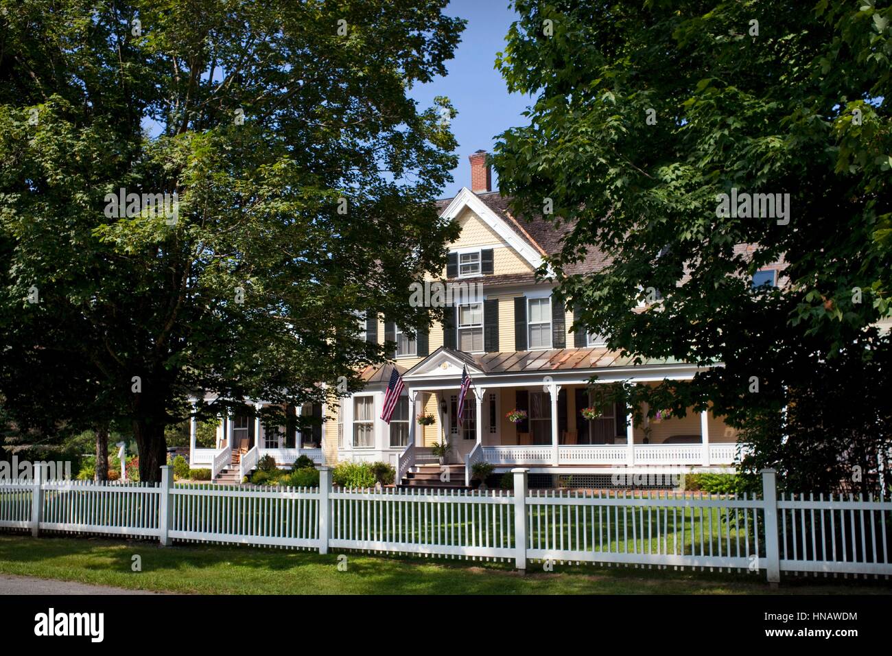 Daytime exterior of vermont inn white hi-res stock photography and ...