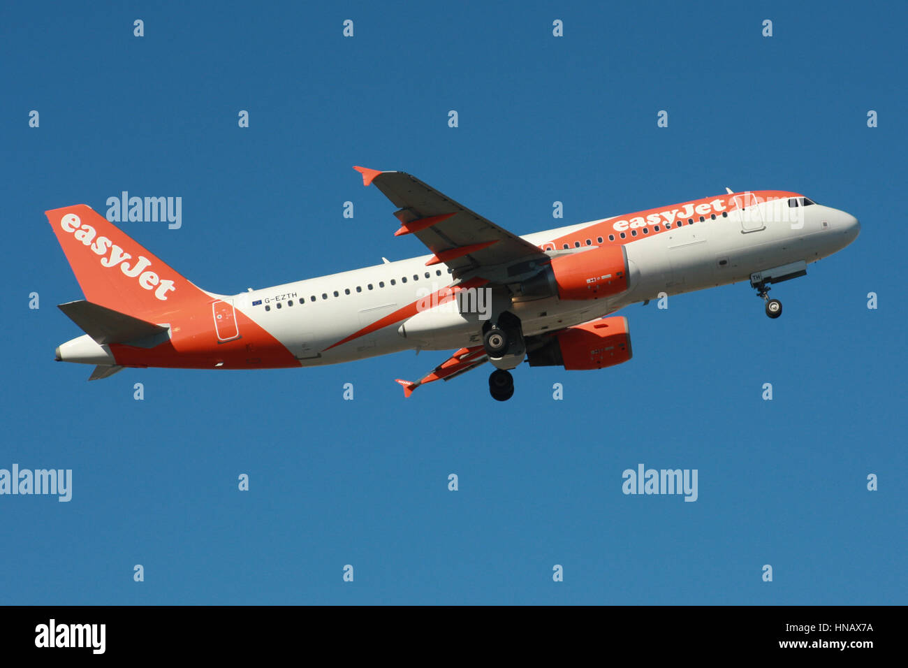 Easy jet aircraft hi-res stock photography and images - Alamy