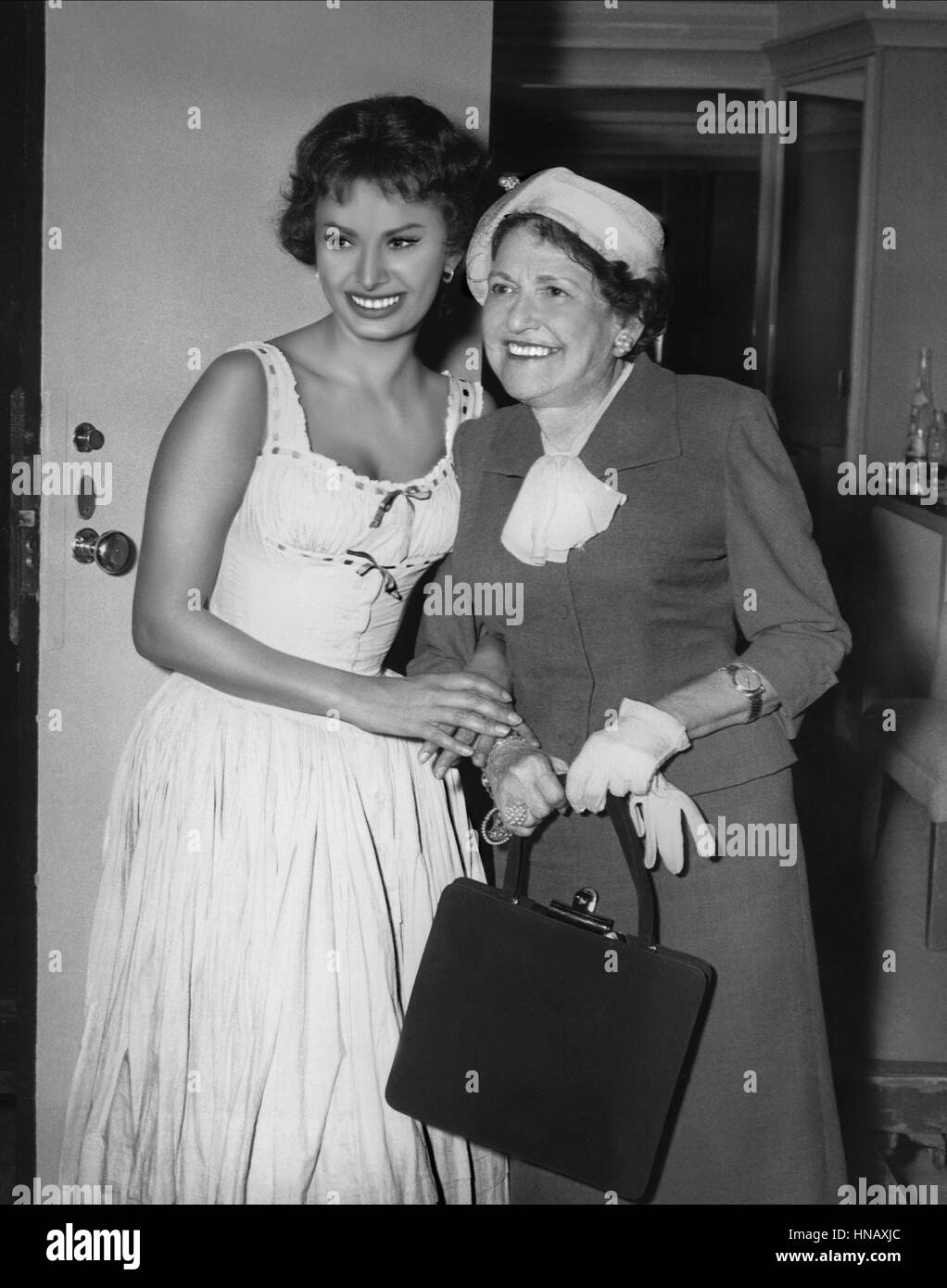 SOPHIA LOREN & LOUELLA PARSONS ACTRESS (1957 Stock Photo - Alamy