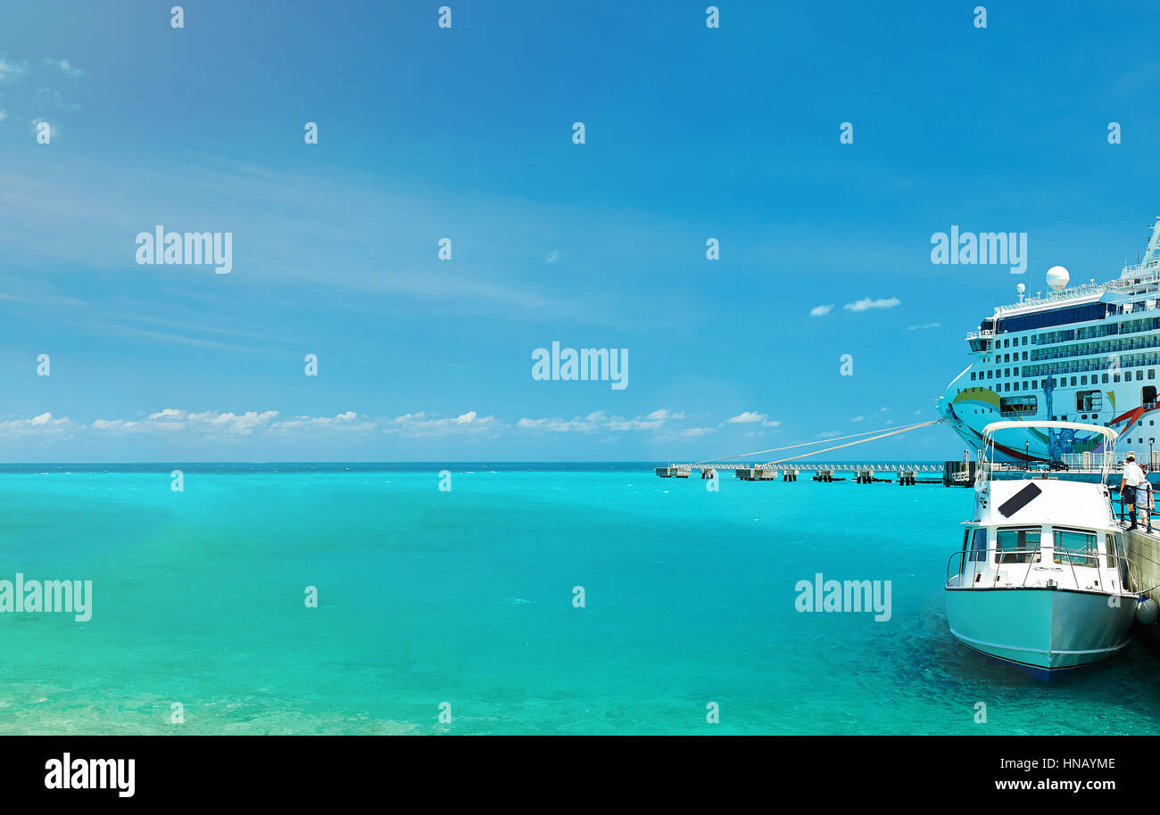 cruise ship in caribbean clear crystal blue water Stock Photo - Alamy