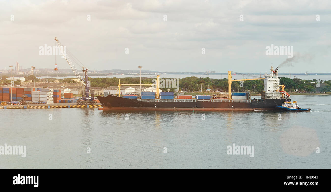Container ship offloading hi-res stock photography and images - Alamy