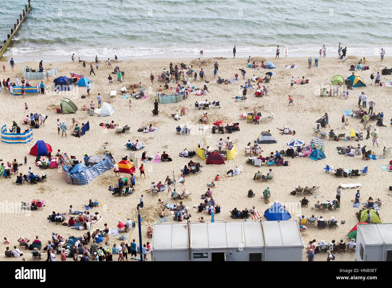 Beach goers at Bournemouth beachfront Stock Photo - Alamy