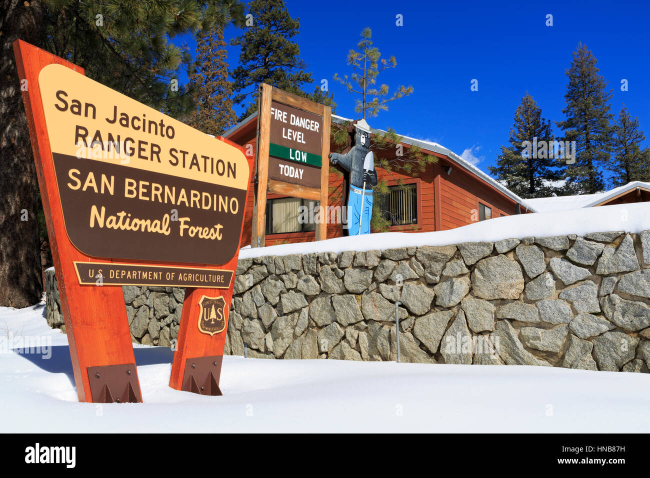 Ranger station hi-res stock photography and images - Alamy