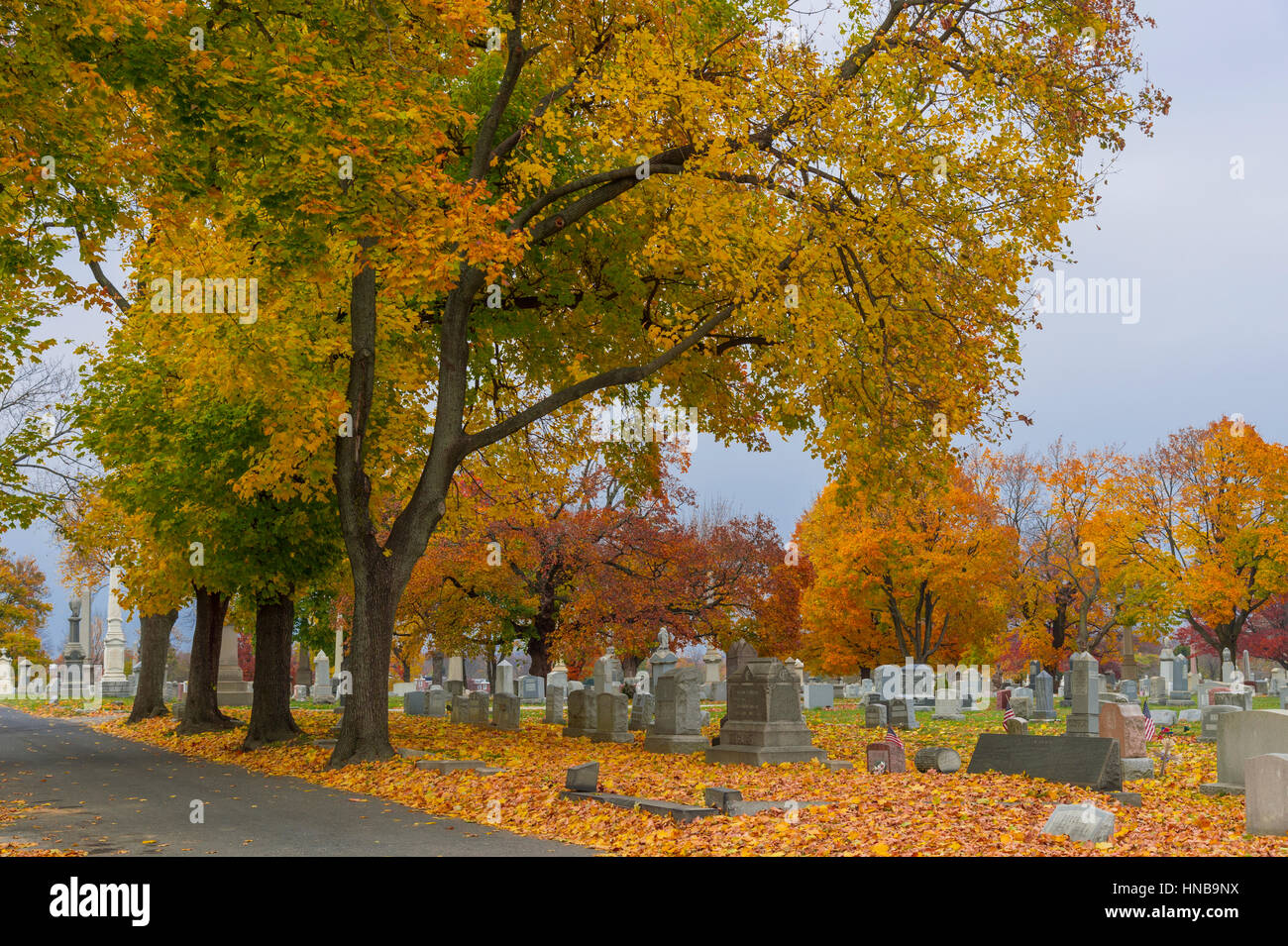 Fall in cemetery hi-res stock photography and images - Alamy